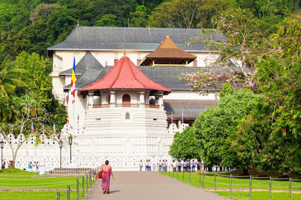 Discover Enchanting Kandy: 9 Irresistible Reasons to Explore
